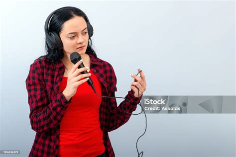 마이크에 노래를 노래 헤드폰 캐주얼 옷을 입고 쾌활한 젊은 여성 모의 복사 공간 가수에 대한 스톡 사진 및 기타 이미지 가수 갈색 머리 공연자 Istock