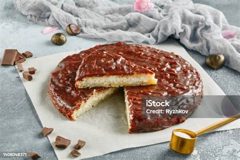 회색 돌 배경에 코티지가있는 초콜릿 파이 돌 테이블에 소박한 스타일의 코티지가있는 초코 케이크 초콜릿 파이로 미적 구성 초코 디저트 0명에 대한 스톡 사진 및 기타 이미지