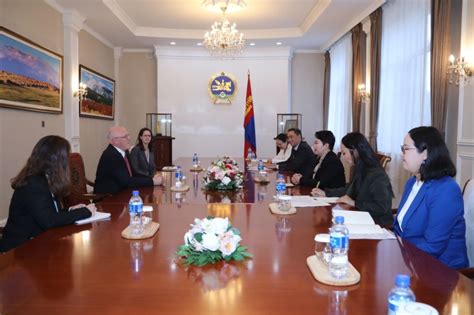 Монгол Улсад суугаа АНУ ын Элчин сайд М Клечески нутаг буцах гэж байна Isee Mn