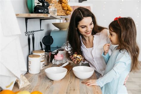 Mère Et Fille Prenant Son Petit Déjeuner Photo Gratuite