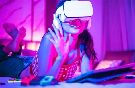 활성 십대 소녀 재생 게임 게임 에 Vr 헤드셋 가상 현실 세계에서 재미를 360도 촬영에 대한 스톡 사진 및 기타 이미지