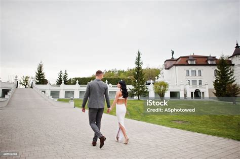 결혼식 기념일과 로얄 팰리스에 대 한 결혼 제안 날에 젊은 세련 된 사랑 스러운 커플 2명에 대한 스톡 사진 및 기타 이미지 2명 개성 개념 골목 Istock