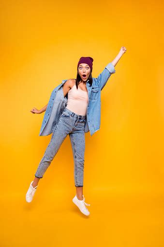 전체 길이 몸 크기 보기 사진 평온한 부주의 장난 십 대 홀드 손을 인상 주먹 손 멋진 놀라운 뉴스 비명 소리 찡 그리기 현대 여름 옷 고립 된 밝은 배경 경외감에 대한