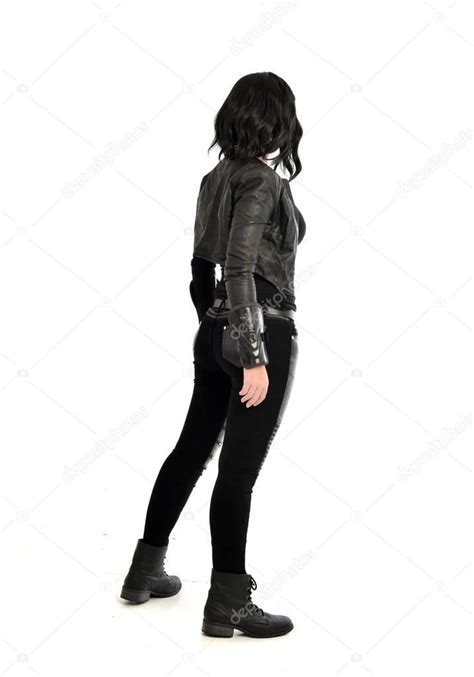 Retrato De Cuerpo Entero De Niña De Pelo Negro Con Traje De Cuero