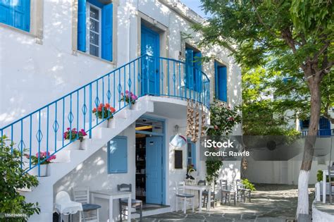 그리스 알레산드로스 섬 초라 광장 야외에서 전통적인 선술집 테이블과 의자 그리스에 대한 스톡 사진 및 기타 이미지 그리스 폴레간드로스 키클라데스 제도 Istock