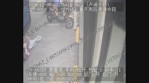 女子候车时突发疾病，公交司机紧急施救