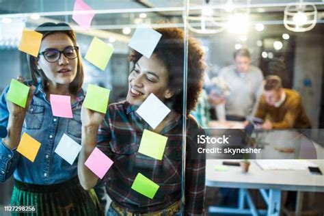 유리에 지도 하는 마음을 만드는 젊은 크리에이 티브 여자는 사무실에서 벽 계획에 대한 스톡 사진 및 기타 이미지 계획