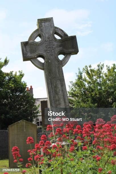 노스 웨일즈 프레스타틴의 크라이스트 처치 묘지에 있는 기울어진 켈트 스타일의 십자가 비석 0명에 대한 스톡 사진 및 기타 이미지 0명 교회 기념관 Istock