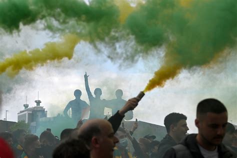 مشجعو مانشستر يونايتد يقتحمون ملعب أولد ترافورد قبيل مباراة ليفربول