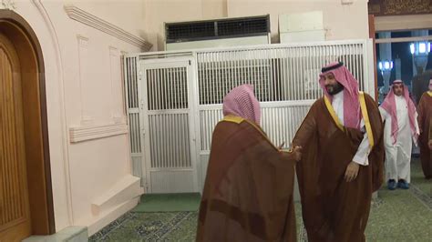 صحيفة غراس سمو وليالعهد يزور المسجدالنبوي ويؤدي الصلاة في الروضة