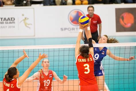 图文： 瑞士赛 女排2 3俄罗斯 杨方旭pk对手 搜狐体育