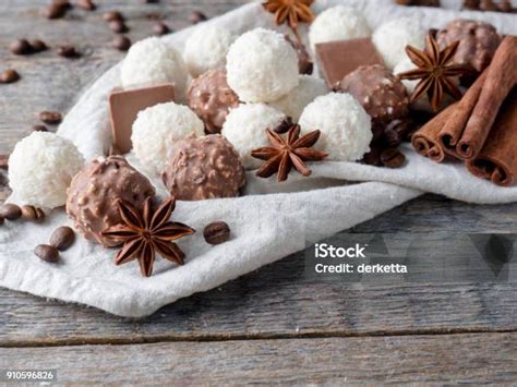나무 배경 테이블에 초콜릿 코코넛 스타 아니 스 계 피 커피 콩 건강한 식생활에 대한 스톡 사진 및 기타 이미지 건강한 식생활 견과 계피 Istock