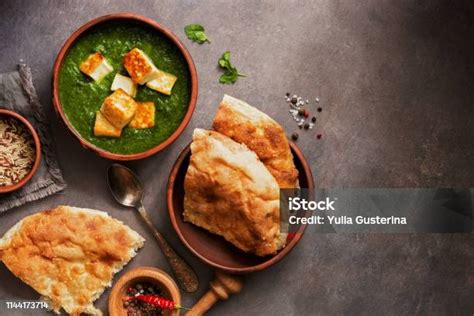 팔 락 Paneer 인도 음식 난 빵 쌀과 어두운 배경에 향신료 평면도 평 신도 복사 공간 Karahi에 대한 스톡 사진 및