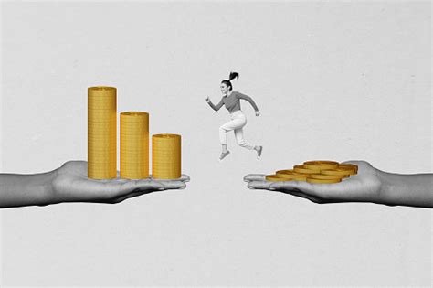 콜라주 그림 검정 흰색 필터 흥분한 행복 레이디 점프 실행 목표 목표 진행 선택 돈 금화 센트 큰 손 홀드 미니어처 20 24세에 대한 스톡 사진 및 기타 이미지 Istock