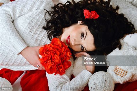 공유일 복음사가 밸런타인데이 매우 아름답고 니체 센첸 Brunette 여자아이 갈색 머리에 대한 스톡 사진 및 기타 이미지 갈색 머리 공휴일 귀여운 Istock