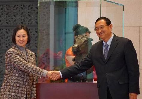 赌王家族齐聚罕见同框，二太及子女站c位，三太四太及子女都来了