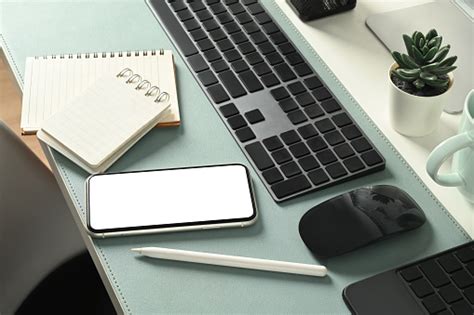 빈 화면 메모장 마우스 및 사무실 테이블에 무선 키보드가 있는 스마트폰 현대적인 직장 0명에 대한 스톡 사진 및 기타 이미지