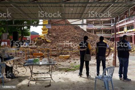 왓 스리 수판 가 쓰러졌습니다 Publicity Event에 대한 스톡 사진 및 기타 이미지 Istock