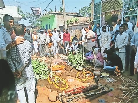 मंदिरों और घरों में गोवर्धन बनाकर श्रद्धालुओं ने की पूजा भगवान को
