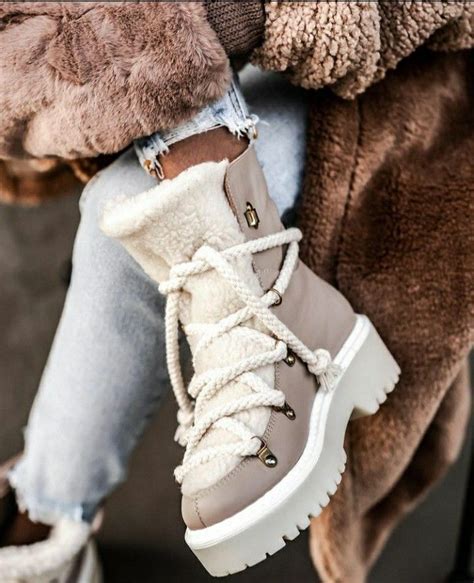 Pin su outfits | Tutorial per vestiti, Scarpe, Consigli per cucire