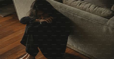 Une Femme Assise Sur Le Sol Devant Un Canapé Photo Triste Photo Sur