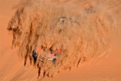 A tres días del final del Dakar Loeb aprieta y Sainz aguanta el liderato