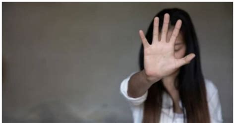 अकेले कमरे में बुलाया और कपड़े उतारने को बोलाहैवान टीचर से ऐसे बचकर