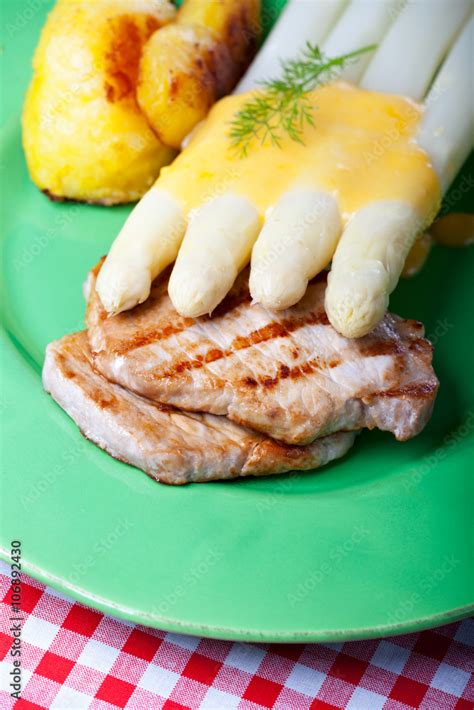 weißer Spargel und Schweinesteak auf einem Teller Stock 写真 Adobe Stock