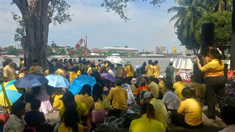 สุดคึกคักประชาชนเฝ้ารับเสด็จ ชม ขบวนพยุหยาตราทางชลมารค ริมเจ้าพระยา