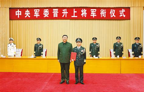 習近平頒命令狀 何宏軍晉升上將 香港文匯報