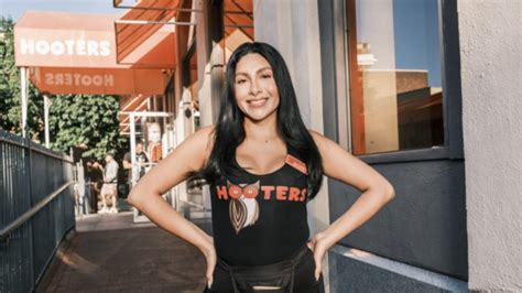 АНУ Бага ангийн багш бүсгүй зөөгч болсноор 2 долоо хоногийн цалингаа 2