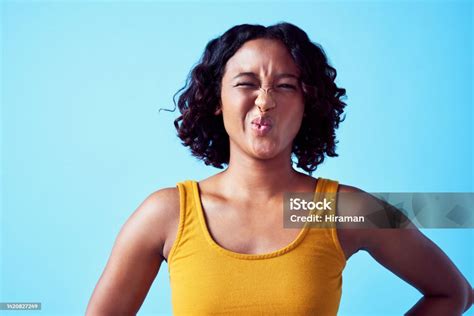 스튜디오 블루 배경에 그녀의 얼굴에 코믹 코와 입술 표정을 가진 재미있는 이모티콘 소녀 유머 화려하고 인간적인 초상화를위한 냄새