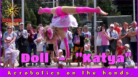 «Кукла Катя показательное выступление на улице города Минска Юная акробатка на руках Youtube