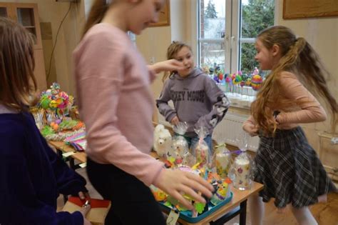 Galeria zdjęć Charytatywny Kiermasz Wielkanocny Szkoła Podstawowa w Złotorii
