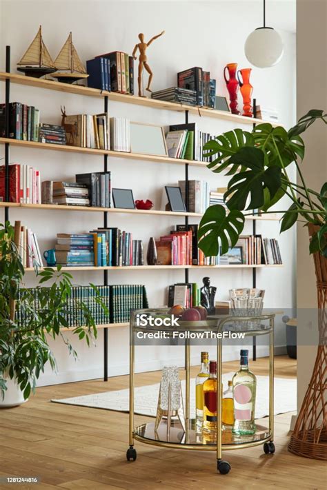 골드 키친 바 식물 홈 라이브러리 장식 및 우아한 개인 액세서리와 오픈 스페이스 인테리어의 현대적인 구성 템플릿 거실에 대한 스톡 사진 및 기타 이미지 Istock