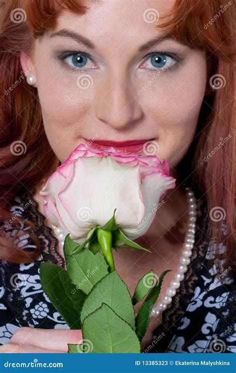 A Mulher Que Cheira Uma Rosa Imagem De Stock Imagem De Pessoa Bonito
