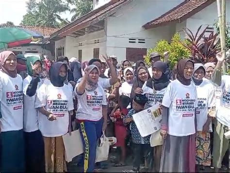 Demi Memenangkan Prabowo Gibran Sukarelawan Iwan Bule Bagikan Sembako