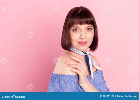 Foto De Una Joven Encantadora E Impresionante Feliz Sosteniendo El