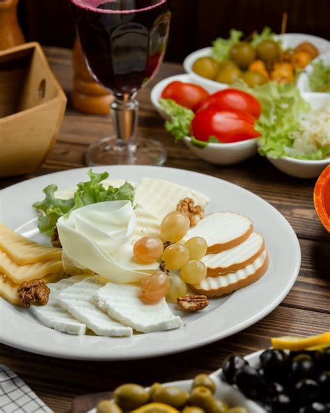 Queijo Com Uvas E Nozes Foto Grátis