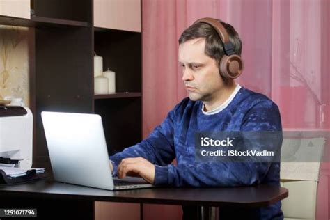 집에서 옷을 입은 남자가 노트북에서 일합니다 헤드폰이 머리에 있습니다 40 44세에 대한 스톡 사진 및 기타 이미지 40 44세 기업가 남성 Istock