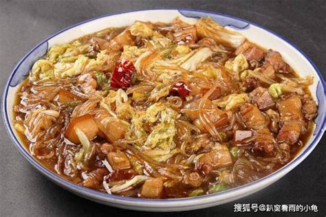 10道最适合冬天吃的炖菜滋补暖身又开胃看完后整个人都热乎了 食材 清水 料酒 4再放入白菜加入适量生抽老抽盐将白菜炒软之后