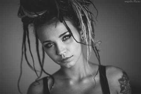 Wallpaper Menghadapi Wanita Satu Warna Model Rambut Panjang