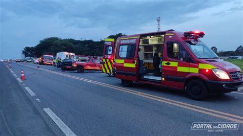 Colisão frontal entre carro e picape deixa dois feridos na rodovia SP 191