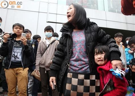 衝擊屯門：示威者罵內地客 女童受驚大哭｜即時新聞｜港澳｜oncc東網