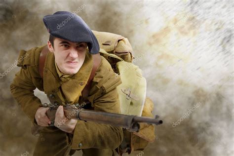 Soldado Francés En Uniforme De 1940 Atacando 2023