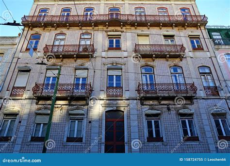 Edificios Tradicionales Y Coloridos Con Azulejos De Fachada En Los Antiguos Barrios De Lisboa