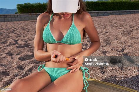한 젊은 여성이 여름에 해변에서 인슐린을 주사합니다 당뇨병에 대한 활동적인 레크리에이션 12 13세에 대한 스톡 사진 및 기타
