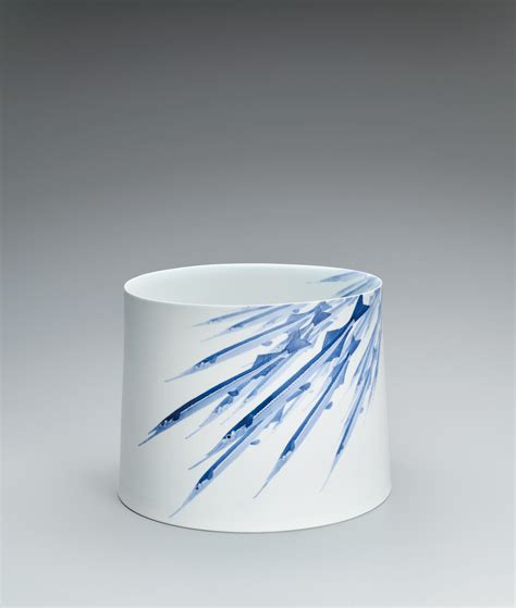 染付深鉢「細魚」 小枝 真人 公益社団法人日本工芸会