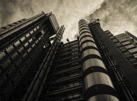 무료 이미지 검정색과 흰색 건축물 건물 시티 마천루 도시 풍경 어두운 선 예언 단색화 탑 블록 런던 세피아 구름 파이프 일 엘리베이터 모양
