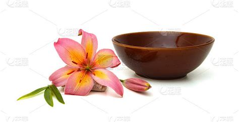 白色的碗上有粉红色的百合花